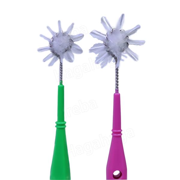 多くの高齢者が発症する誤嚥性肺炎。その主な要因は口腔内細菌の増加です。柄付くるリーナブラシは長い柄で、口の奥にある痰や汚れを除去します。−−−−−−−−−−−−−−−−−−−−ハンドルカラーはピンクとブルーですが、申し訳ございません選択はご...