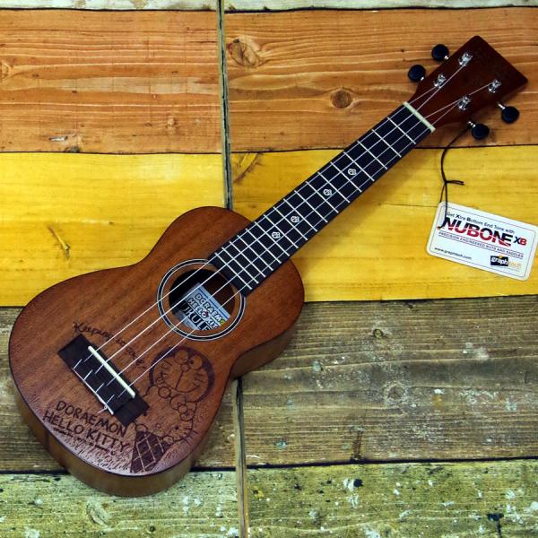 ドラえもん/ハローキティ夢のコラボレーション・ソプラノウクレレ第2弾です！ドラえもんとキティのはじける夏☆DORAEMON×HELLOKITTY UKULELE ＜HOT SUMMER＞<レーザー彫刻入り>■ボディサイズ：ソプラ...