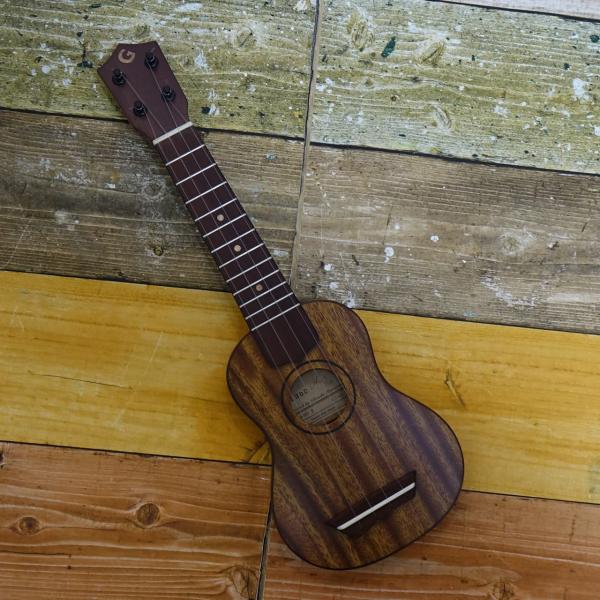 厚さ2cm〜全長48cm　超極小なのにオール単板ハンドメイドの極上サウンドがウリ!薄くて軽いボディで扱いやすく、どこにでも持ち運べて、見た目も可愛い「たびレレ」です。この小さなボディから驚くほどの音質と鳴りの良さを実現。天然アカシア単板の上...