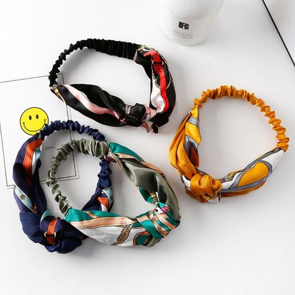 商品詳細 スカーフ柄が可愛い☆おしゃれでかわいいクロスヘアーバンドです。シンプルコーデがこれで一気に華やかになりますよね.ボリューム感を抑え、誰にでも取り入れやすいデザインです?コーデ、ヘアスタイルにプラスするだけで、トレンド感のある華やか...