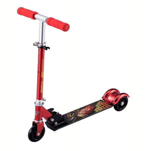 カーズのマックィーンがデザインされたキックスクーター！倒れにくい3輪タイプで、乗り慣れないお子様でも練習しやすい仕様です。後部にメタリックのフットブレーキ。本格仕様で注目度アップ。またハンドルの高さ調節が3段階で可能、成長しても長く使えます...