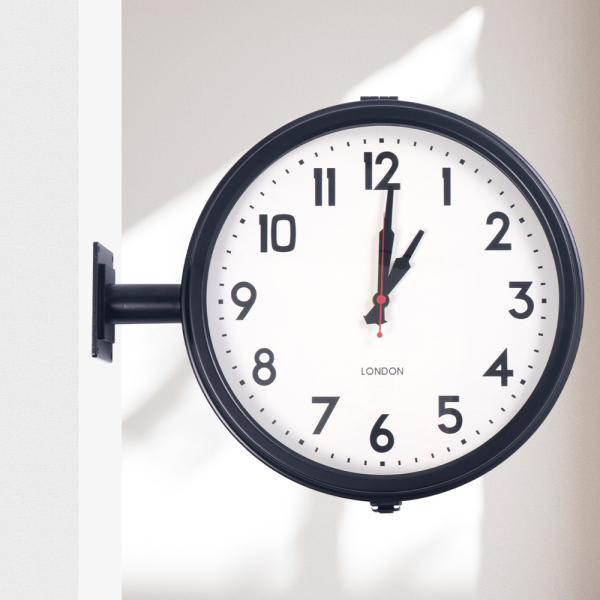 【両面&amp;シンプルデザインで使いやすい】 視認性抜群の両面アナログ時計です。時間を確認しやすい、人気のダブルフェイス(両面)タイプです。シンプルかつモダンな文字盤には、遠くからでも見やすい大きなアラビア数字を採用。さらに、光の反射を抑...