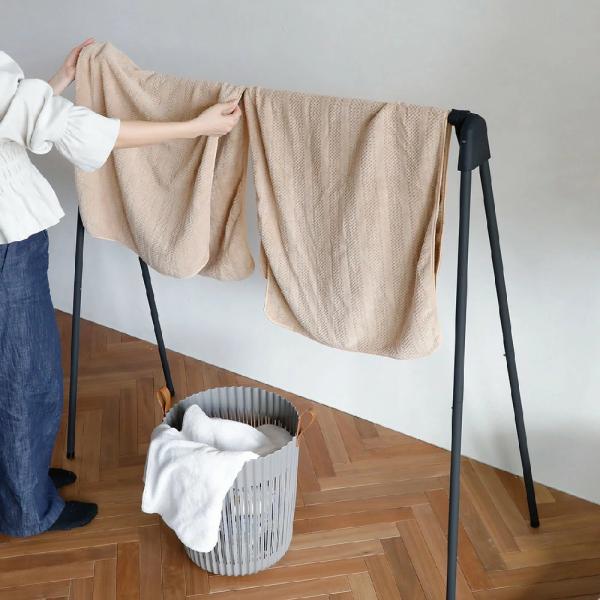 【商品詳細】サイズ：約W140×D50×H123cm収納時サイズ：約W125×D11×H11cm重量：約2.3kg耐荷重：約5kg材質［本体］スチール（粉体塗装）［接合部］ポリプロピレン、グラスファイバー［脚キャップ］PVC●どんなお家にも...