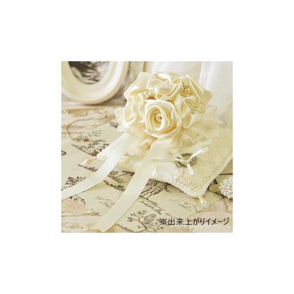 シャンパンゴールドカラーのリングピロー。●ローズブーケのリングピローを製作できます。 生産国:日本 商品サイズ:たて約12.5cm×よこ12.5cm セット内容:実物大型紙・サテン生地・リボン・レース・パールビーズ・手芸わた