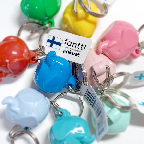 【商品情報】貯金箱を小さくしたキュートなキーホルダーです。 ゾウの丸みが程よく手に馴染みます。マットで綺麗な色を使用した豊富なカラーバリエーションも魅力です。フィンランド製です。つるんと鮮やかなボディに、ビビッドカラーがかわいい7色。鍵につ...