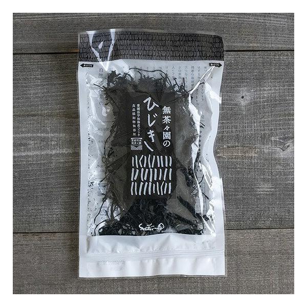 【この商品のポイント】みかんでおなじみ無茶々園のそば、宇和海で採れたひじきをゆでて天日干ししました。朝早くとれたひじきを専用の釜でしっかり炊き上げるため、水で戻した時の柔らかさが自慢です。宇和海で育ったひじきを薪火で釜茹でし、天日乾燥芽も茎...