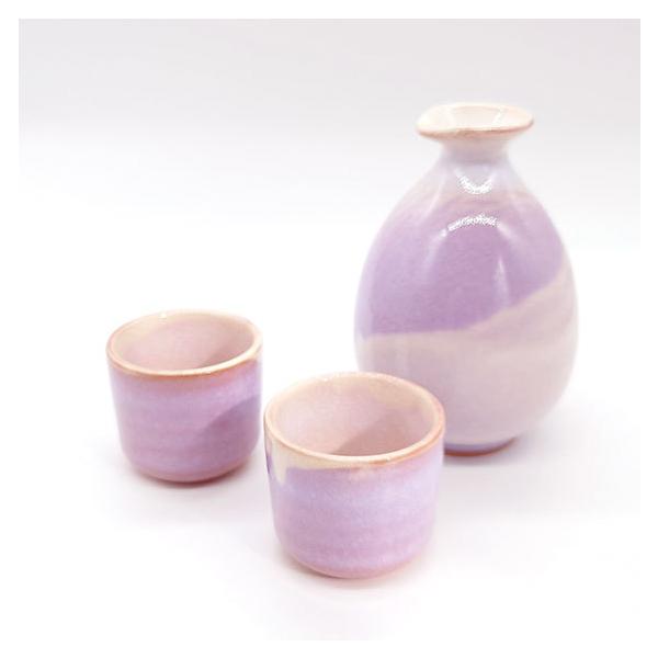 気品に満ちた重厚さ、白濁した釉薬の風合いが萩焼の特徴です。釉薬のひび割れと、そこにしだいに染み込んでいくお茶の色など、使い込むほどに変化を見せる表情は萩焼独特のもので「萩の七変化」と言われています。末永く記念に残る贈り物としてもおすすめです...