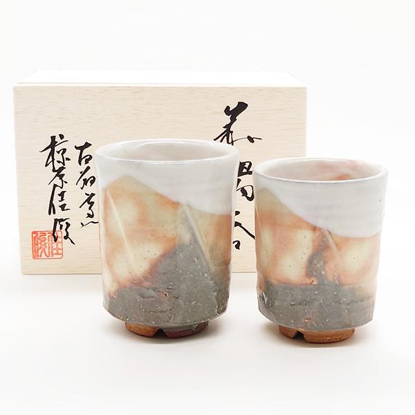 気品に満ちた重厚さ、白濁した釉薬の風合いが萩焼の特徴です。釉薬のひび割れと、そこにしだいに染み込んでいくお茶の色など、使い込むほどに変化を見せる表情は萩焼独特のもので「萩の七変化」と言われています。末永く記念に残る贈り物としてもおすすめです...