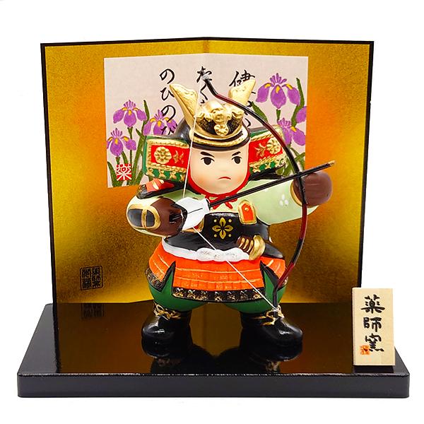 男の子の健やかな成長と出世を願う五月人形。陶製の五月人形は手頃なサイズで場所を取りません。ご自宅用としてはもちろんのこと、初節句祝いの贈り物としても大変喜ばれています。サイズ / 本体：約幅85×奥行55×高さ110mm　　　　　台：約幅1...