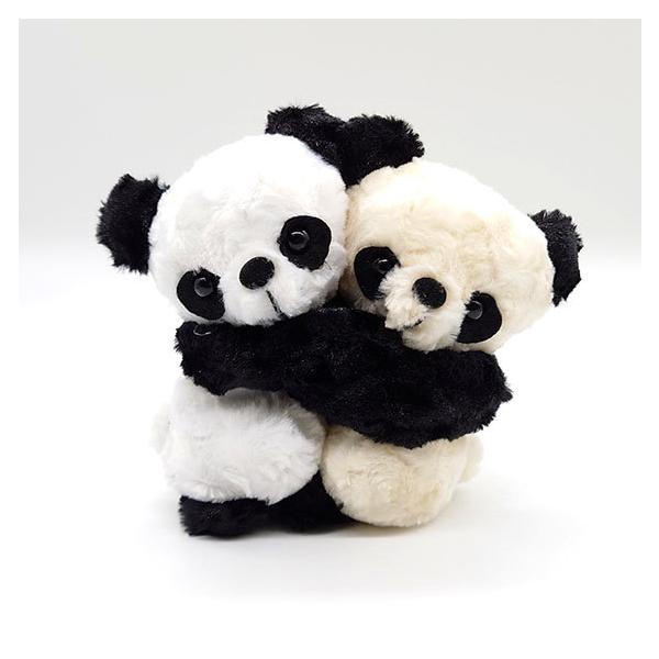 ぎゅっと抱きしめあう姿が可愛い！見ているだけで癒されるパンダのぬいぐるみです。ふかふかの生地で製作されているので、触り心地も抜群。内蔵されているオルゴールが奏でる音色をお楽しみください！サイズ / 約180mm素材 / ぬいぐるみ原産国 /...