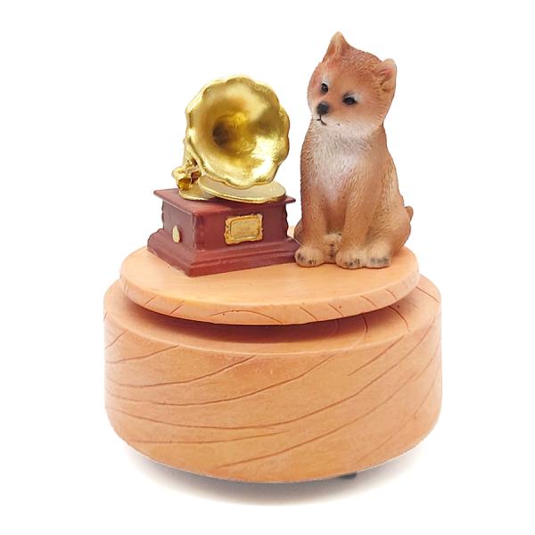 蓄音機の奏でる音楽に聞き耳をたてる柴犬のオルゴールです。愛くるしい表情で、見ているだけでも癒やされそうです。犬好きの方へのプレゼントにもオススメです。底面についている巻き鍵を回すと、オルゴールの音色が流れ、曲に合わせて上側の台座が回転します...