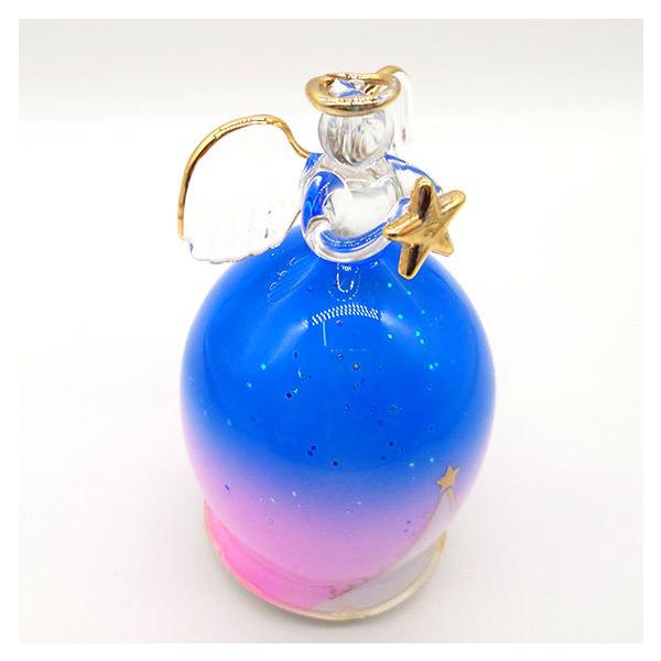 「空」をテーマにしたガラス天使オルゴール。こちらは、朝明けの暁空（あけぞら）をイメージしたブルーとピンクのグラデーションが美しいオルゴールです。底面についている円盤の巻き鍵を回すと、オルゴールの音色が流れ、曲に合わせて天使が回転します。【曲...