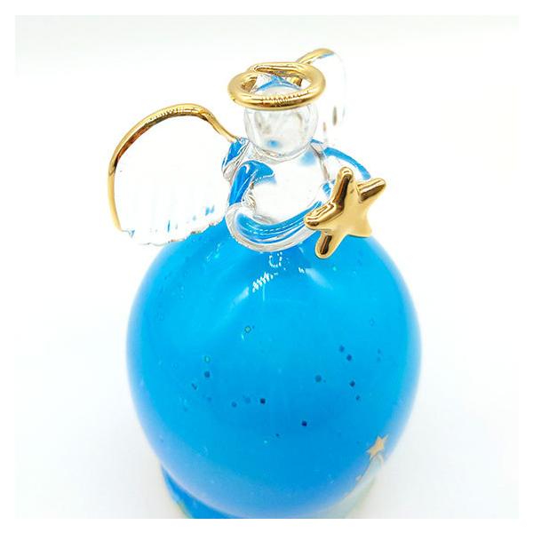 「空」をテーマにしたガラス天使オルゴール。こちらは、晴れた日中の青空（あおぞら）をイメージした鮮やかなスカイブルーが美しいオルゴールです。底面についている円盤の巻き鍵を回すと、オルゴールの音色が流れ、曲に合わせて天使が回転します。【曲目】君...