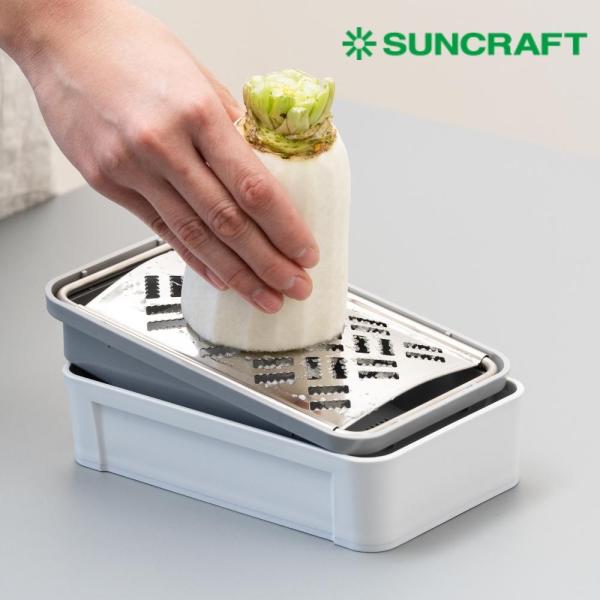 サンクラフト しゃきふわ 大根おろし器 SSK-14 日本製 おろし金 ステンレス おろし器 おろし グレーター 料理 調理器具軽い力で楽におろせる、便利な水切り付きおろし金は、全体的に緩やかなアーチ状のカープがかかっています。さらに、おろ...