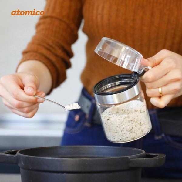 商品名: シービージャパン 耐熱ガラス調味料ポット 調味料入れ ガラス おしゃれ 片手 スプーン付き 容器 塩 砂糖 小麦粉-特徴・品質-・片手で簡単に開閉できるワンタッチデザイン。・ステンレス製スプーン付きで、計量が簡単かつ衛生的。・透明...