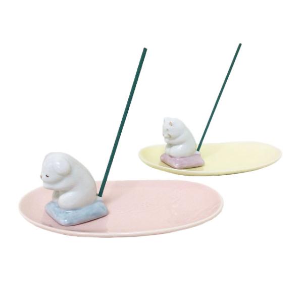 しっぽの部分の穴にお線香が立てられ、お皿にはお花の模様があしらわれています。お座布団にちょこんと座って手を合わせているポーズが可愛らしい。祭壇、お仏壇、手元供養等に添えてあげると優しい空間に癒されます。【商品の仕様】　　◆サイズ（ｃｍ）・香...