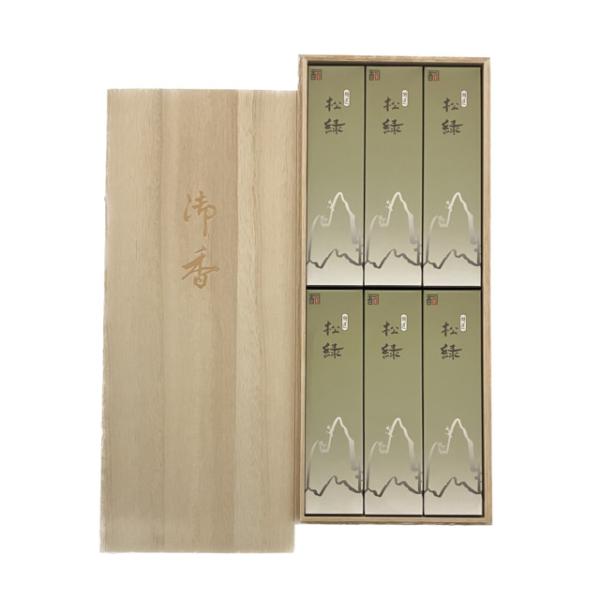 白檀をベースに優しい香りのお線香です。先様の嗜好は分かりにくいものですが、誰もが受け入れられる香りです。【商品の仕様】　香りの種類：漢薬の香り　内容量：１８０ｇ　　長さ：約１３８ｍｍ　　燃焼時間：約３０分　　箱サイズ（ｍｍ）：３１８×１３０...