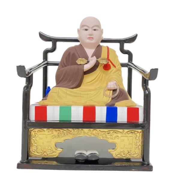 仏像の表情、彫刻、デザインが手彫りのため、一体一体異なります。こちらの商品は長期在庫のためキズ、汚れ等がある場合がございます。ご理解の上、お買い求め下さい。　　 　【商品の仕様】◆サイズ（ｍｍ）：幅１４０×高１７５×奥１２０◆材質：木製　　...