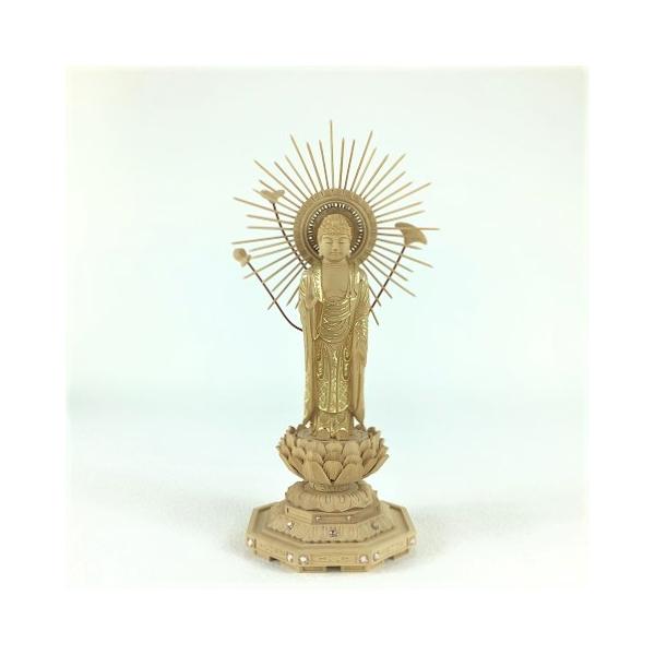 仏像の表情、彫刻、デザインが手彫りのため、一体一体異なります。美しい高級素材の柘植で彫り上げ、細長く切った金箔で衣などに繊細な模様とスワロフスキーを散りばめた豪華な東立弥陀如来像です。 　【商品の仕様】◆サイズ（ｍｍ）：幅８０×高１９０×奥...