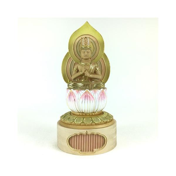 仏像の表情、彫刻、デザインが手彫りのため、一体一体異なります。細長く切った金箔で衣などに繊細な模様が豪華な仏像です。。 　華やかな淡い桜色の蓮台が美しい。 　【商品の仕様】◆サイズ（ｍｍ）：幅１１８×高２５３×奥１１２◆材質：木製　白木　