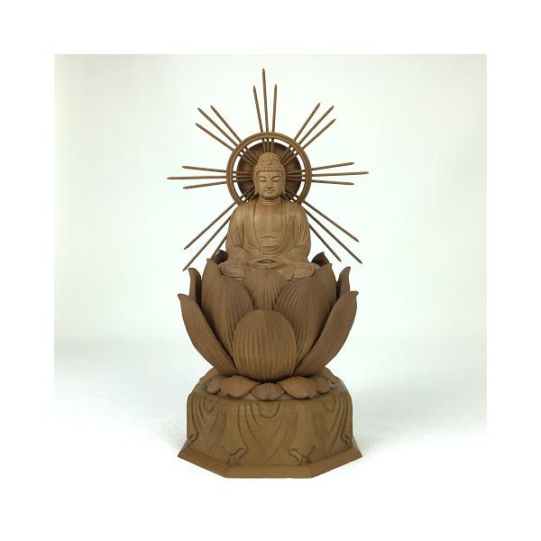 台座、光背は重厚感にあふれ美しい赤い紅檀を使用し釈迦如来はバヌアツ白檀を使用した贅沢な組み合わせの仏像になります。 　【商品の仕様】◆サイズ（ｍｍ）：幅１２０×高１７０×奥１１０◆材質：木製　紅檀　バヌアツ白檀