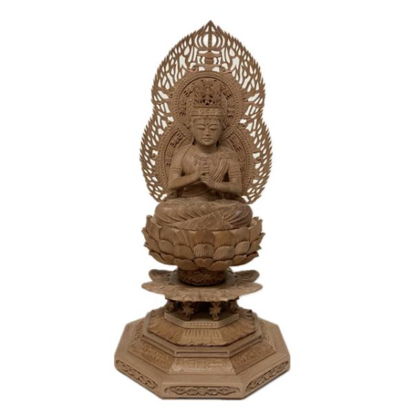 仏像の表情、彫刻、デザインが手彫りのため、一体一体異なります。希少価値のある最高級品のインド・マイソール地方の「老山白檀」を使用した大日如来像です。 　【商品の仕様】◆サイズ（ｍｍ）：幅１３５×高２７０×奥１１５◆材質：木製　老山白檀　　