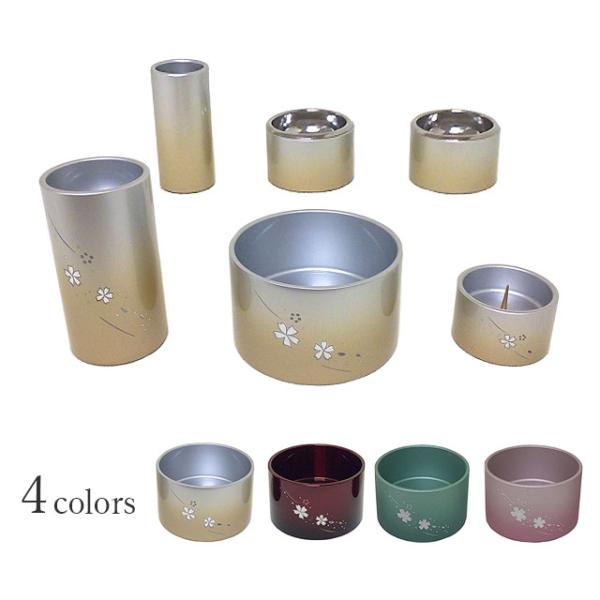 現代風の中にも桜彫りが可愛い印象を与えるデザイン。グラデーションが美しい光沢つやありとぼかしマットタイプの２種類があります。敷皿（花立の水がこぼれないようにする受け皿）、モダン仏具マット（仏具でお仏壇に傷がつかないようにするマット）付いてお...