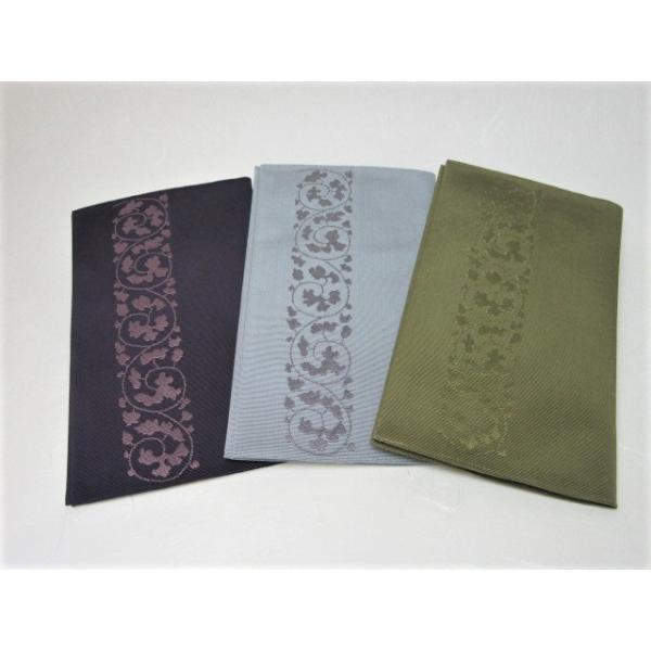 おしゃれな唐草模様のデザイン、ポケットにはお念珠も収納できます。保管に便利な化粧箱付き。　【商品の仕様】　◆サイズ（ｍｍ）　本体：縦２０５×横１２０　　　　　　　　　　　箱：縦２１５×横１３５×高２０　◆素材：ポリエステル・レーヨン　　　　...