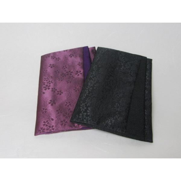 花柄の地模様と無地ちりめんのデザイン、ポケットにはファスナーが付いておりお念珠も収納できます。保管に便利な化粧箱付き。　【商品の仕様】　◆サイズ（ｍｍ）本体：縦２００×横１２０×厚１０　箱：縦２１５×横１３５×高２０　◆素材：ポリエステル・...