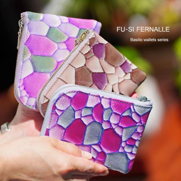 タイル模様のような花柄が可愛らしい独特な型押しは職人が手作業で色付けを施したエナメルラミネート仕上げ、甘くなりがちな花柄を同系色の濃淡グラデーションを用いて大人っぽく仕上げました。青みを帯びたグリーンと明るめのワインカラーの2色展開です。※...