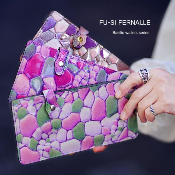 ステンドグラスのような独特な型押しに職人が手作業で色付けを施したエナメルラミネート仕上げ、宝石のような透明感あの深いるツヤが魅力のシリーズ。薄紫系の淡いニュアンスカラーをベースに挿し色にグレージュ、グリーン、ピンクをそれぞれ加えたカラー展開...