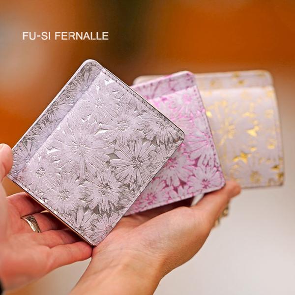 花形の立体型押しを施した後職人が手作業で手前に白、くぼみに箔加工を施しました。白さを際立たせる為に用いたゴールド・シルバー・ピンクはそれぞれメタルパーツの色も揃えてあります。手に馴染む柔らかい革が特徴の、上品で華やかなシリーズです。フーシフ...