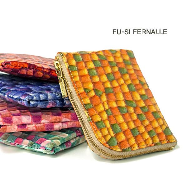 光を浴びてキラキラと輝く様は唯一無二の存在感。イタリア・トスカーナで出会ったそのレザーは1つひとつのくぼみに深い色溜まりを作り、静かな泉のような独特のグラデーションを描き出しています。細かな型押しを施した後、くぼみ1つずつに職人が手作業で色...