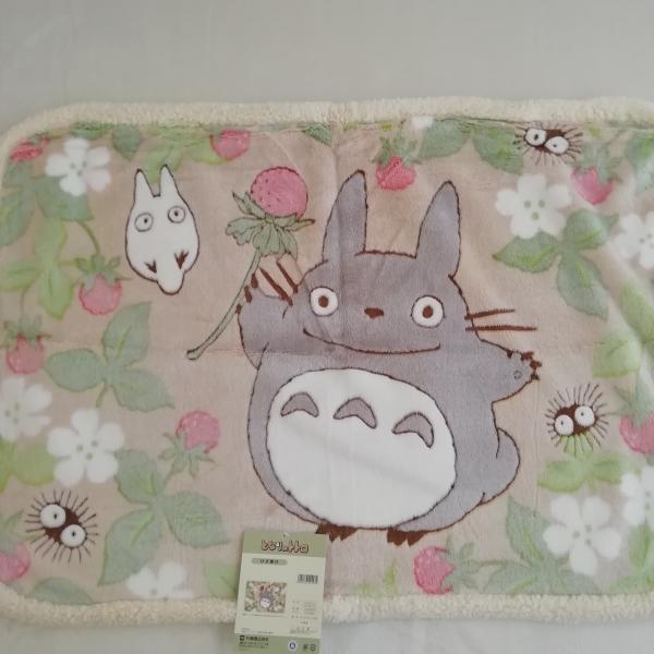 となりのトトロの膝掛け毛布です。かわいいトトロがプリントされた楽しくて温かい毛布です。暖かくて軽量、多目的に使えるクォーター毛布なので、お昼寝毛布や膝掛けとしてもお勧めです。両面にそれぞれ異なる起毛素材を使用しており、柔かく暖かいマイクロフ...