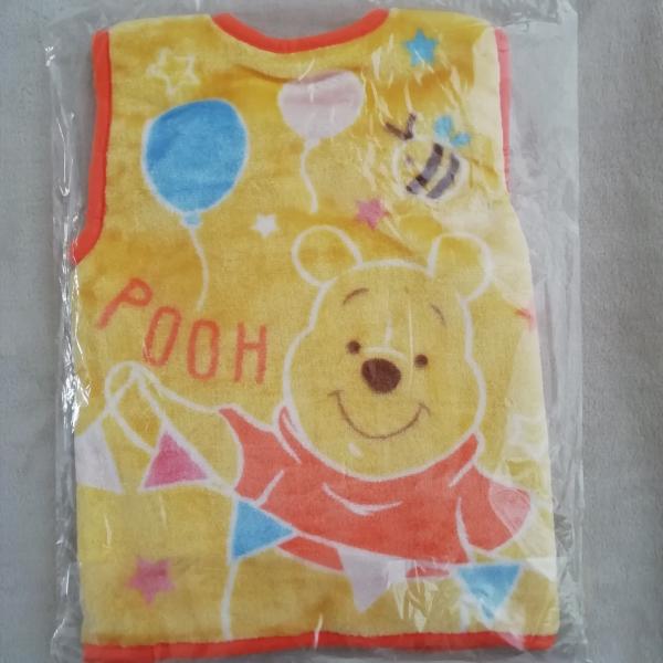 就寝中に毛布を蹴ってしまうお子様の寝冷え防止に。袖が無いので寝るときにも邪魔にならず動きやすい毛布と同じ生地のためボリュームがあり暖かい サイズ：35×50cm 組成：ポリエステル100%生産国：中国発送の際小さく折り畳みます