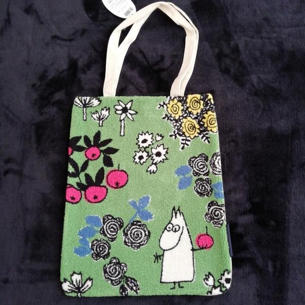 ムーミンの「summer doodle」シリーズです。モコモコとした質感のサガラ刺繍が魅力のトートバッグです。サガラ刺繍とは、一本の糸をかぎ状の針ですくい上げながら繕う手法で、糸を引き上げてやることでループを形成し、パイル状に仕上がります。...
