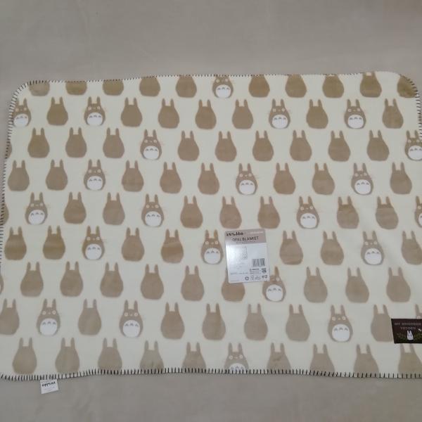 人気のオパール加工を施したブランケット。オパール加工でキャラクターの柄を凹凸感で表現しました。表はファータッチのなめらかな素材、裏はもこもこのボアを使用することでぬくもりのある仕上がりに。ひざ掛けや肩にちょっと羽織るのにちょうど良いサイズ感...