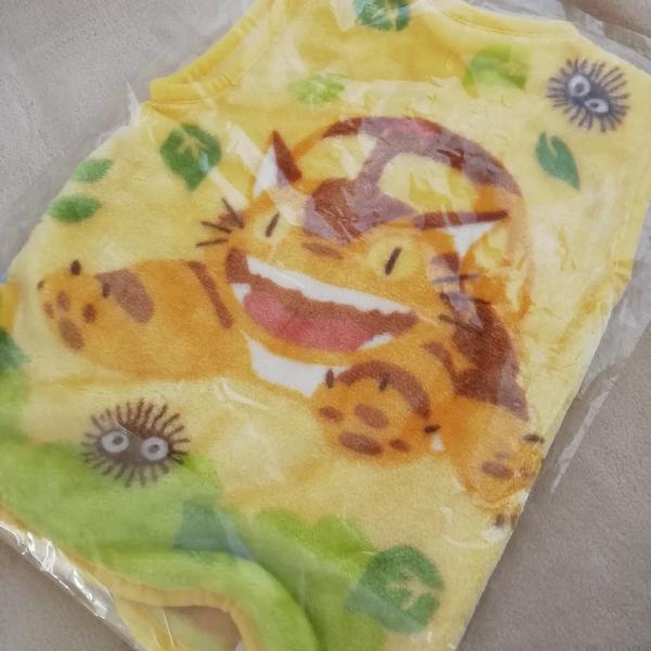 就寝中に毛布を蹴ってしまうお子様の寝冷え防止に。袖が無いので寝るときにも邪魔にならず動きやすい毛布と同じ生地のためボリュームがあり暖かい サイズ：H50×W35cm 生産国：中国発送の際小さく折り畳みます