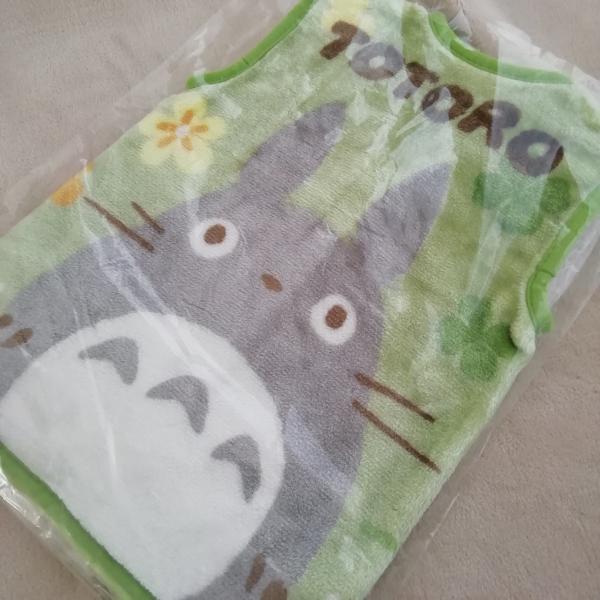 就寝中に毛布を蹴ってしまうお子様の寝冷え防止に。袖が無いので寝るときにも邪魔にならず動きやすい毛布と同じ生地のためボリュームがあり暖かい サイズ：H50×W35cm 生産国：中国発送の際小さく折り畳みます