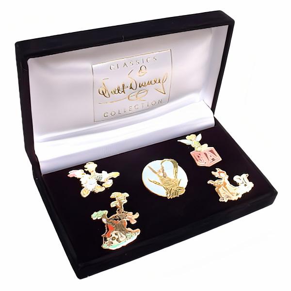 限定版WDCCピンズセットWDCCプロモーション限定版WDCC5種類のピンズ布張りのケース入りピン：2.8〜3.7cmケース：9×15.3×3.5cm状態良好ドナルド＆デイジー、ビッグバッドウルフ、テンカーベル、バンビ＆フラワー、バンビの野...