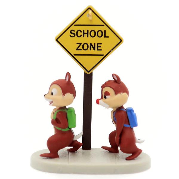 チップ＆デールホールマークオーナメント（新学期）"SchoolTime For Chipmunks!"ホールマーク社　2014年プラスチック製高5.6cm　箱あり　状態良好新学期に張り切るチップにがっくりデール