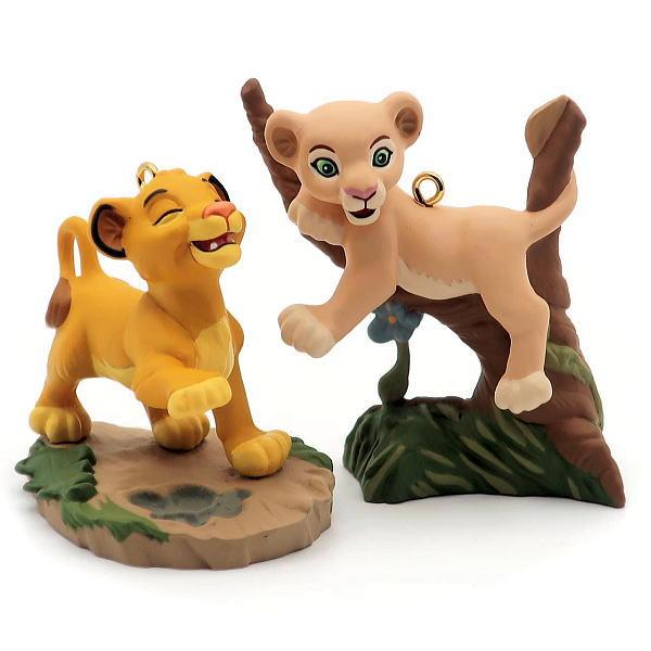 シンバ＆ナラ／ライオンキングホールマークオーナメント"Simba and Nala"ホールマーク社　1994年プラスチック製シンバ：高5cm　ナラ：高6cm箱あり　状態良好