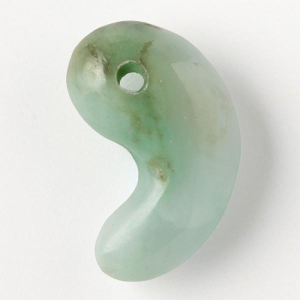 糸魚川翡翠 勾玉 いといがわひすい 硬玉 ヒスイ輝石 jade ジェイド jadeite ジェダイト パワーストーン 天然石 日本銘石 新潟県 小滝川 勾玉 糸魚川翡翠 （いといがわひすい） （小滝川産） 桐箱付を通信販売。日本屈指のパワー...