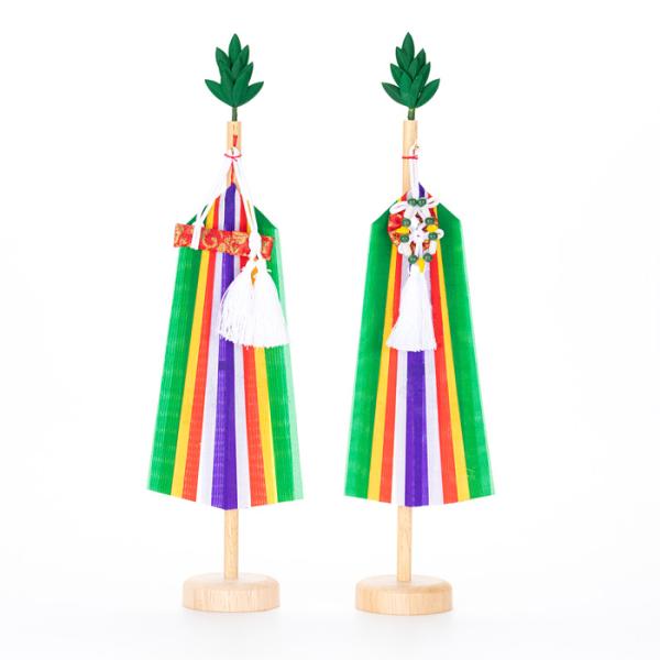 神事の場で祭壇の左右に立てる祭具です。緑・黄・赤・白・青の五色絹の幟の先端に榊を立て、三種の神器を掛けたものです。向かって左側に剣を掛けたものを立て、右側に鏡と勾玉を掛けたものを立てます。