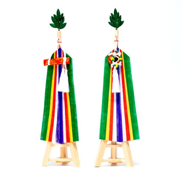 神事の場で祭壇の左右に立てる祭具です。緑・黄・赤・白・青の五色絹の幟の先端に榊を立て、三種の神器を掛けたものです。向かって左側に剣を掛けたものを立て、右側に鏡と勾玉を掛けたものを立てます。