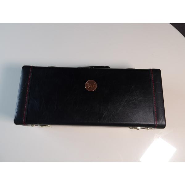 世界中で、プロフェッショナルプレーヤーから学生・初級者に至るまで幅広く、絶大な人気を有しているのが、モデル180・MLボア・37ベル・25マウスパイプSP（シルバープレート仕上げ）になります。<br>最大最良の響きを得られるワン...