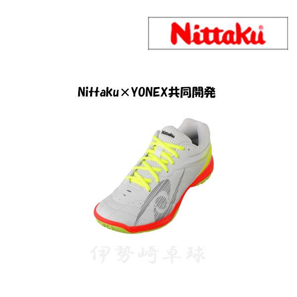 バドミントン界のリーディングカンパニーであるヨネックスとタッグを組み、ニッタクのノウハウを活かした卓球選手のためのシューズを共同開発しました。ヨネックスで数多くのトップ選手が愛用しているモデルをベースに、前後左右の細かいステップが不可欠とな...