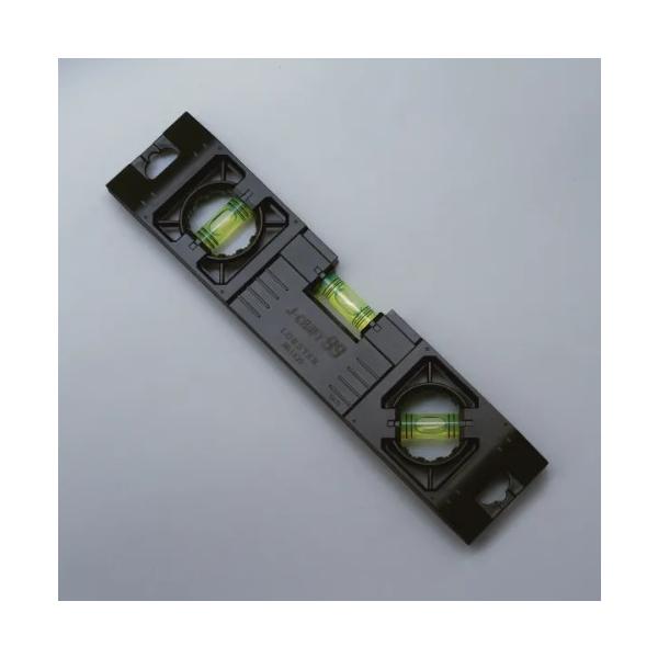 軽量薄型＆強力マグネット内蔵でエアコン据付板の取り付け作業に最適！水平、垂直、45°アクリル気泡管付きV溝付きでパイプ等の測定に最適強力マグネット内蔵水平気泡管には蓄光付きフック穴付きで壁掛け可能全長：200mm高さ：44mm厚さ：14mm...