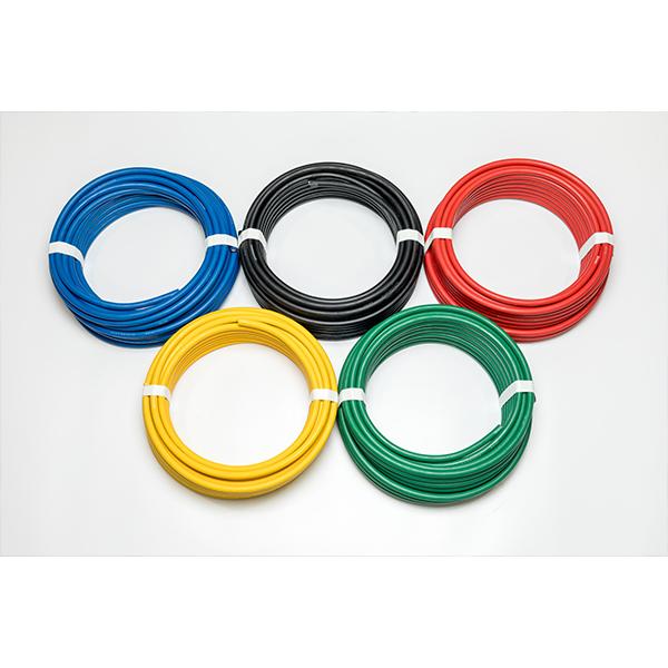 100V以下で溶接機の2次側に用いるケーブルとなり、延長線用などに使用する導線用ケーブルです。電線の両面に寸法表示の数字を印字しており切断時の目安になります。カラーは『青・赤・黄・緑』の4色展開電線サイズ：22SQ長さ：10m