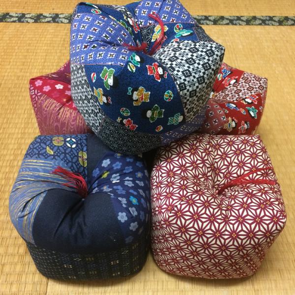 サイズ：横約18ｃｍｘたて約18ｃｍｘ高さ約16ｃｍ中身：そば殻重量：約740g赤系、青系でのご指定となり、柄は選べません。